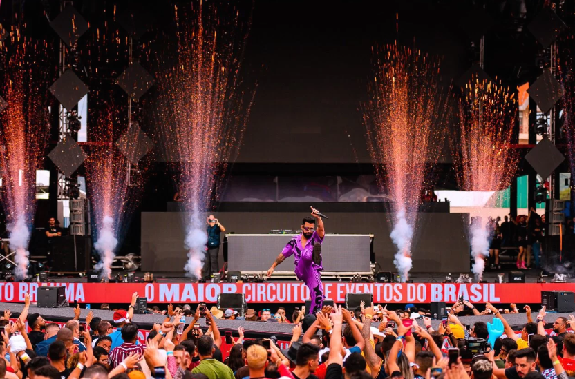 Palco e trio elétrico: Dennis faz público tirar o pé do chão no Caldas ...